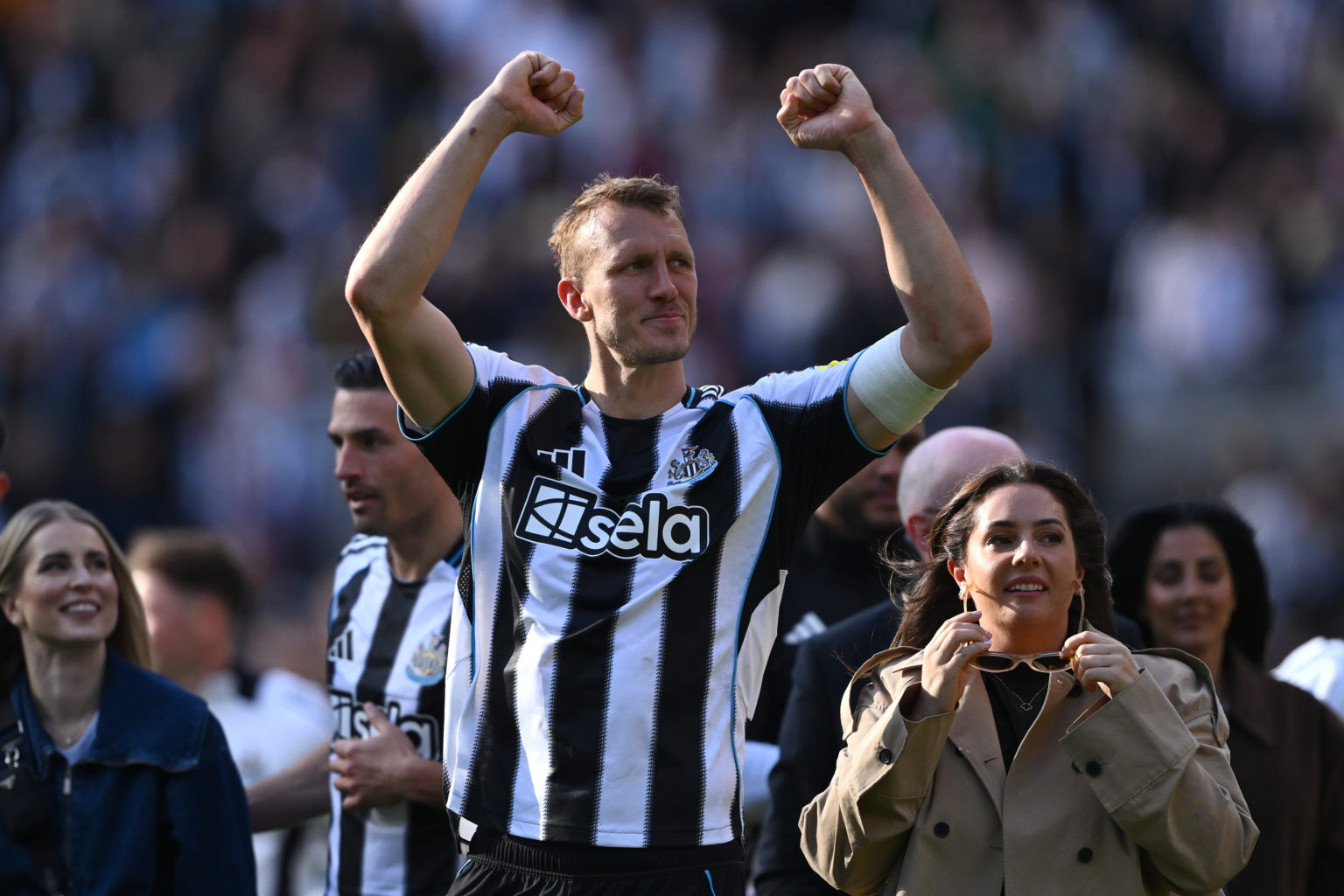 Newcastle United fans have a lot to say as Sam Fender brings Dan Burn ...